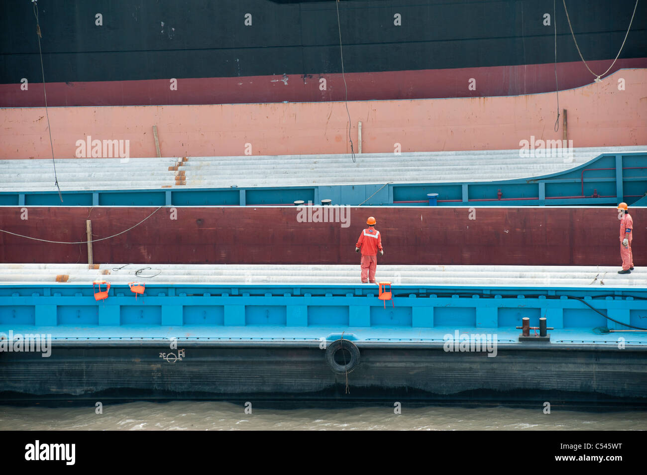 Dock workers on a container ship, Yangtze River, Shanghai, China Stock ...