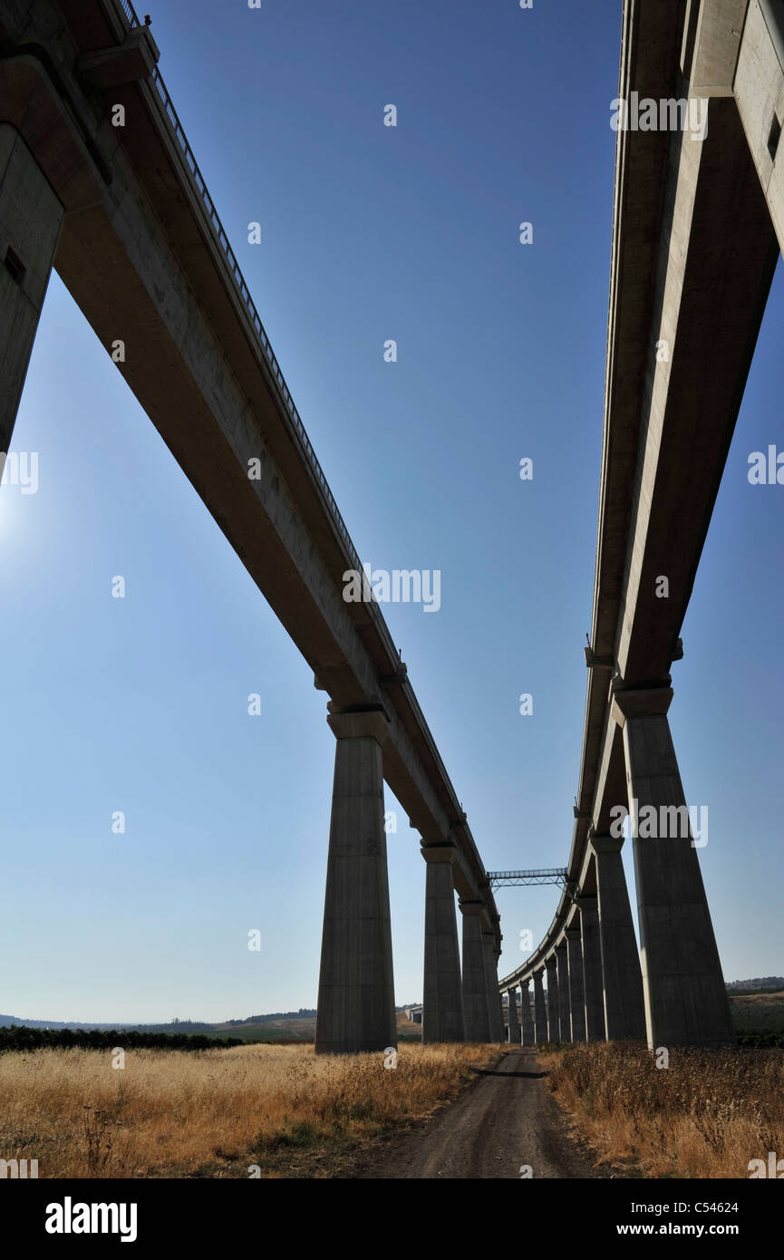 train bridge constructive Stock Photo - Alamy