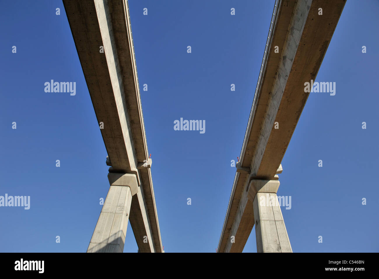 train bridge parallel constructive Stock Photo - Alamy