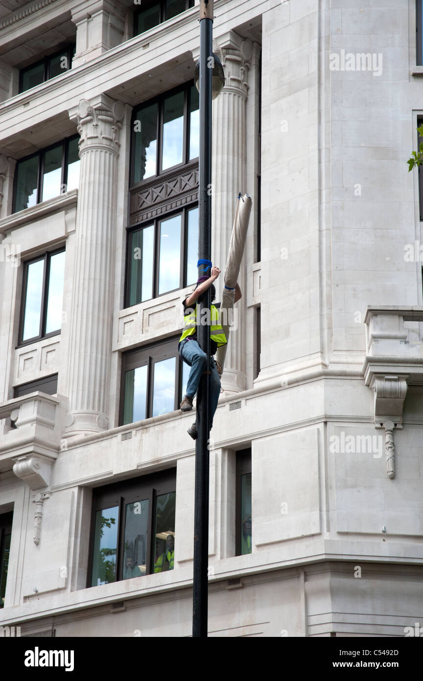 Climbing lamp post hi-res stock photography and images - Alamy