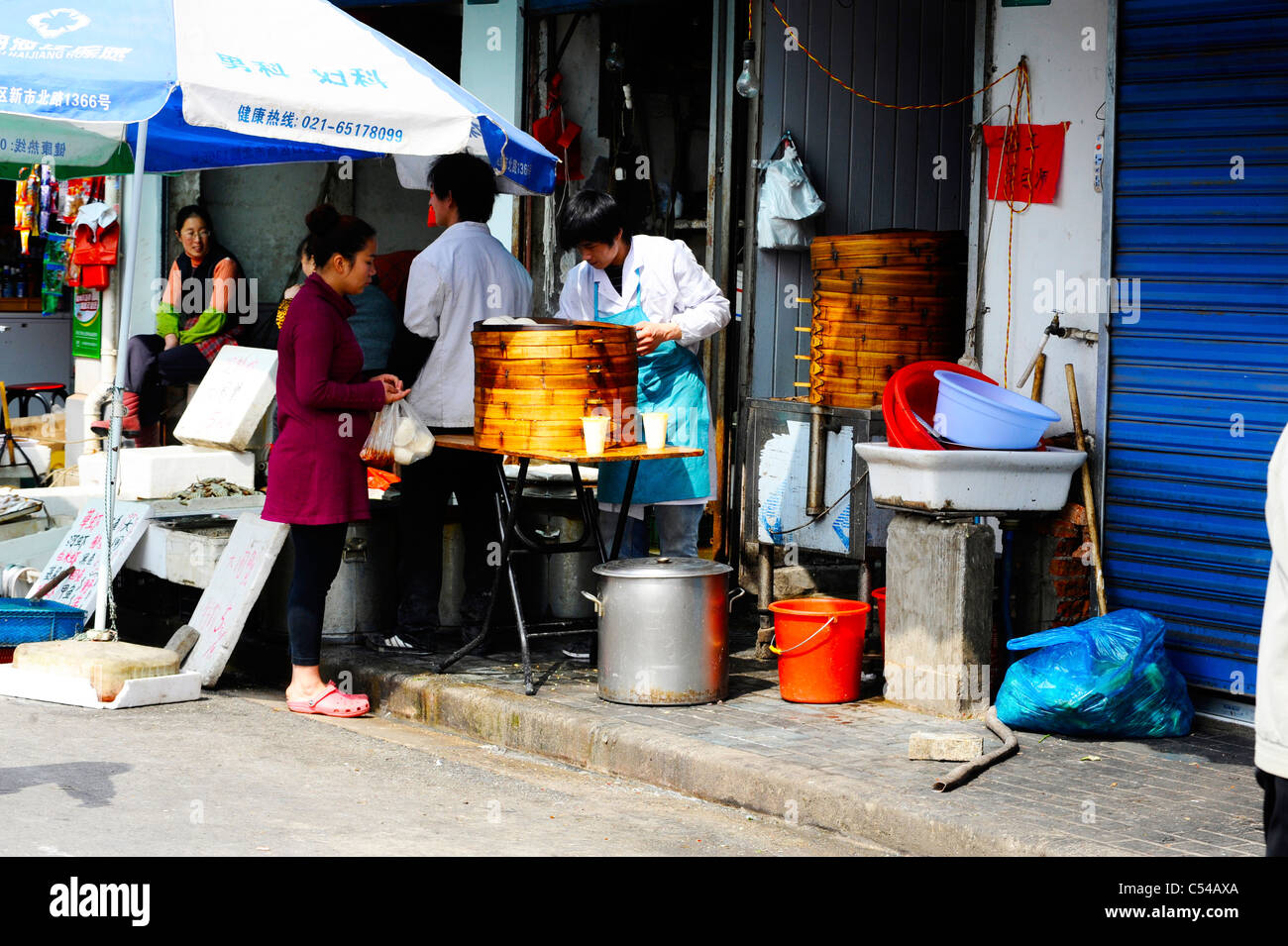 Chinese street scene hi-res stock photography and images - Alamy
