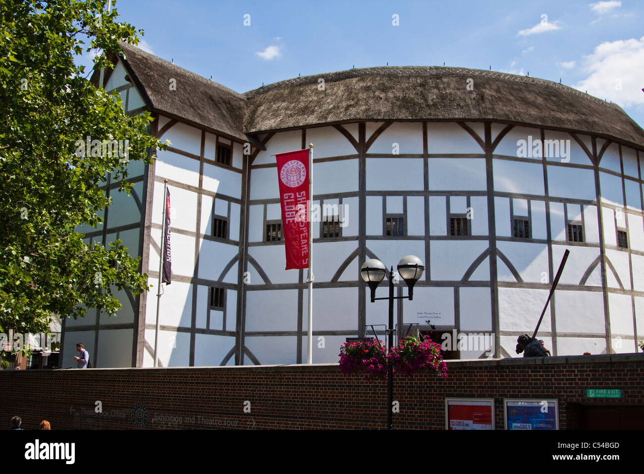 Shakespeares globe theatre hi-res stock photography and images - Alamy