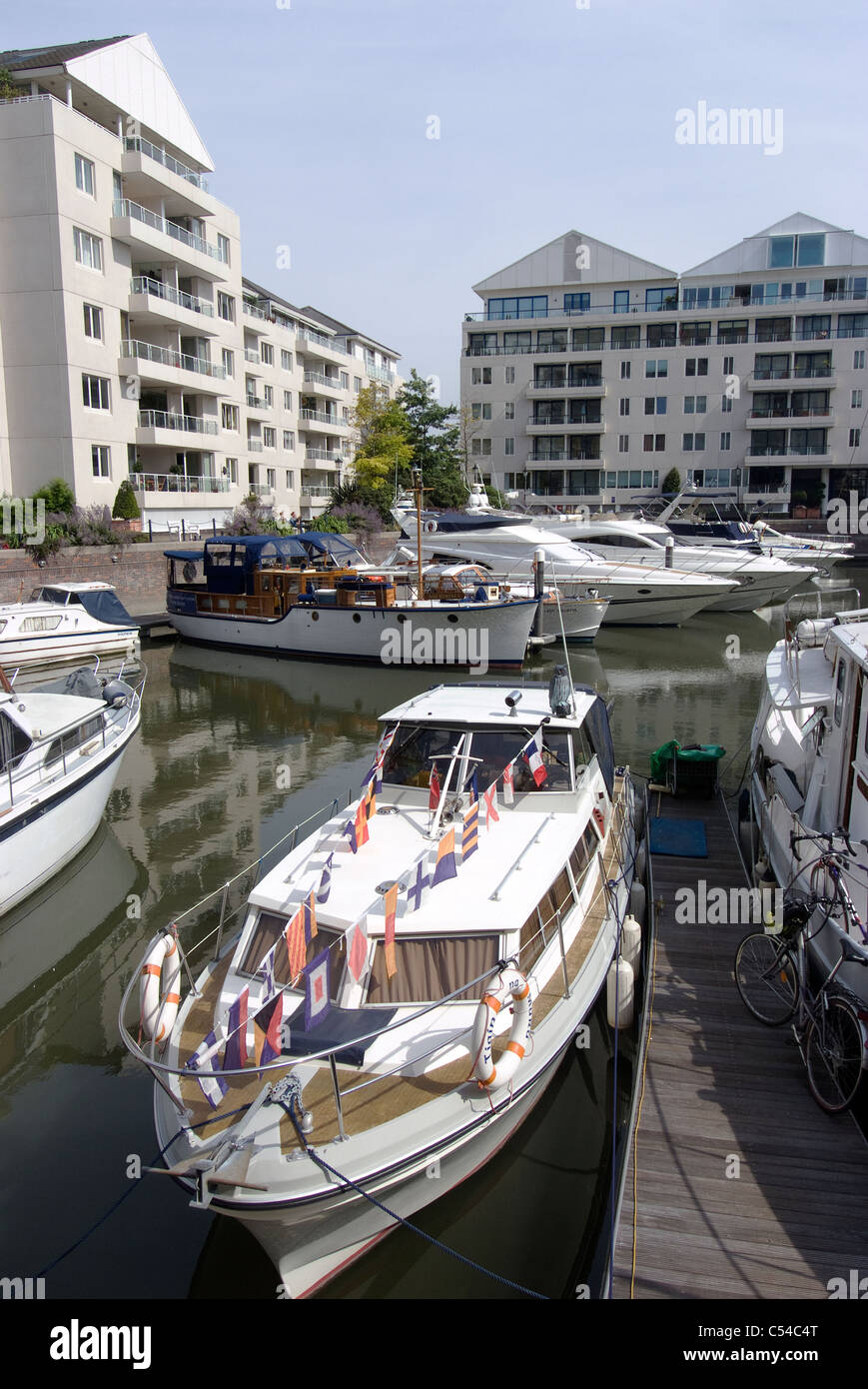 Chelsea harbour river crossing hi-res stock photography and images - Alamy