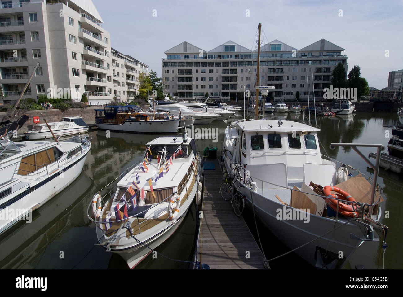 Chelsea harbour river crossing hi-res stock photography and images - Alamy