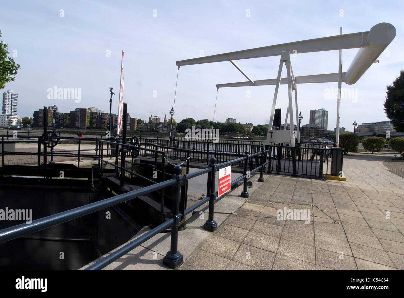 Lift Bridge, Chelsea Harbour, London, SW10, England Stock Photo - Alamy