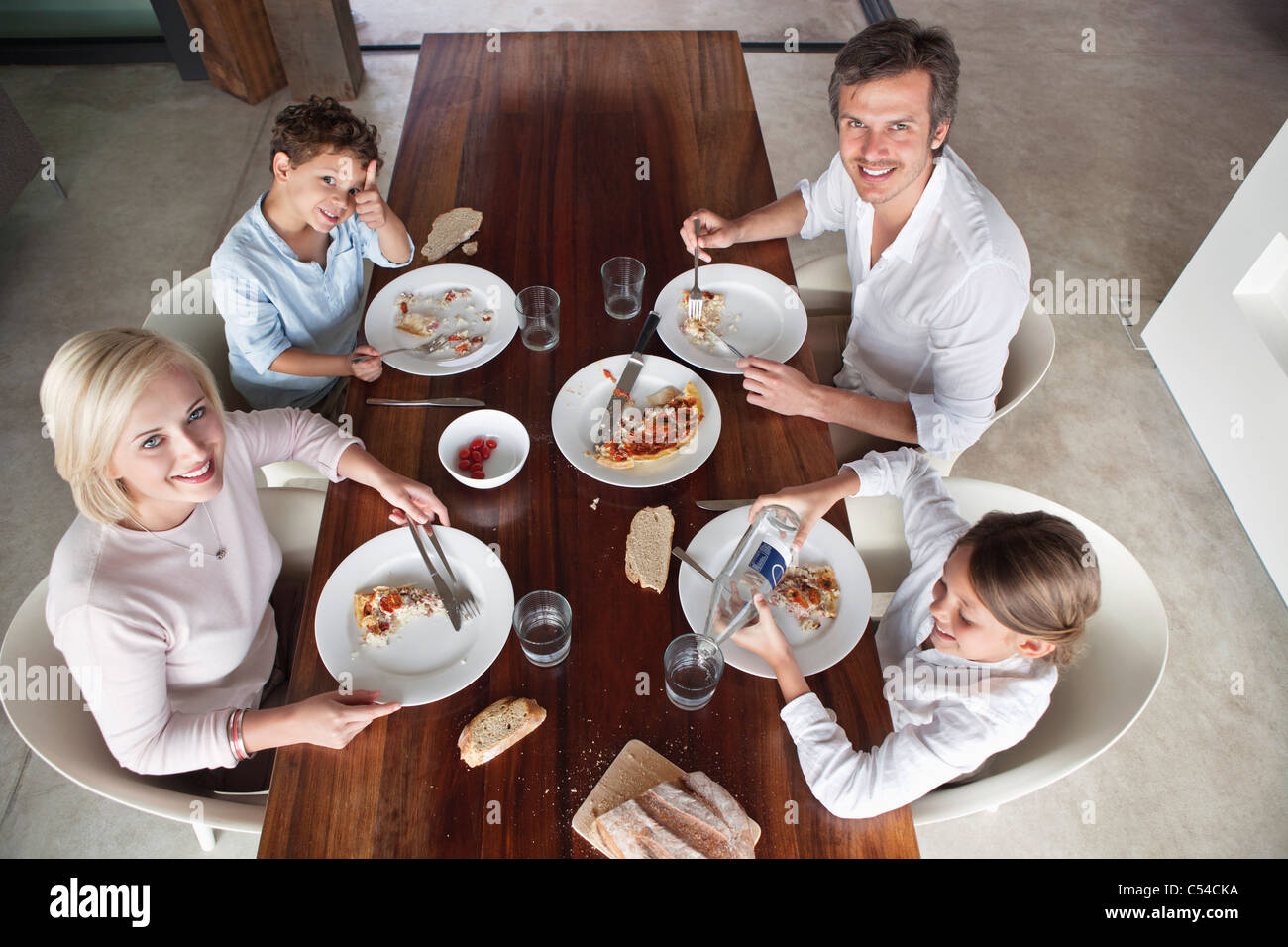 6 young people having lunch High Resolution Stock Photography and ...