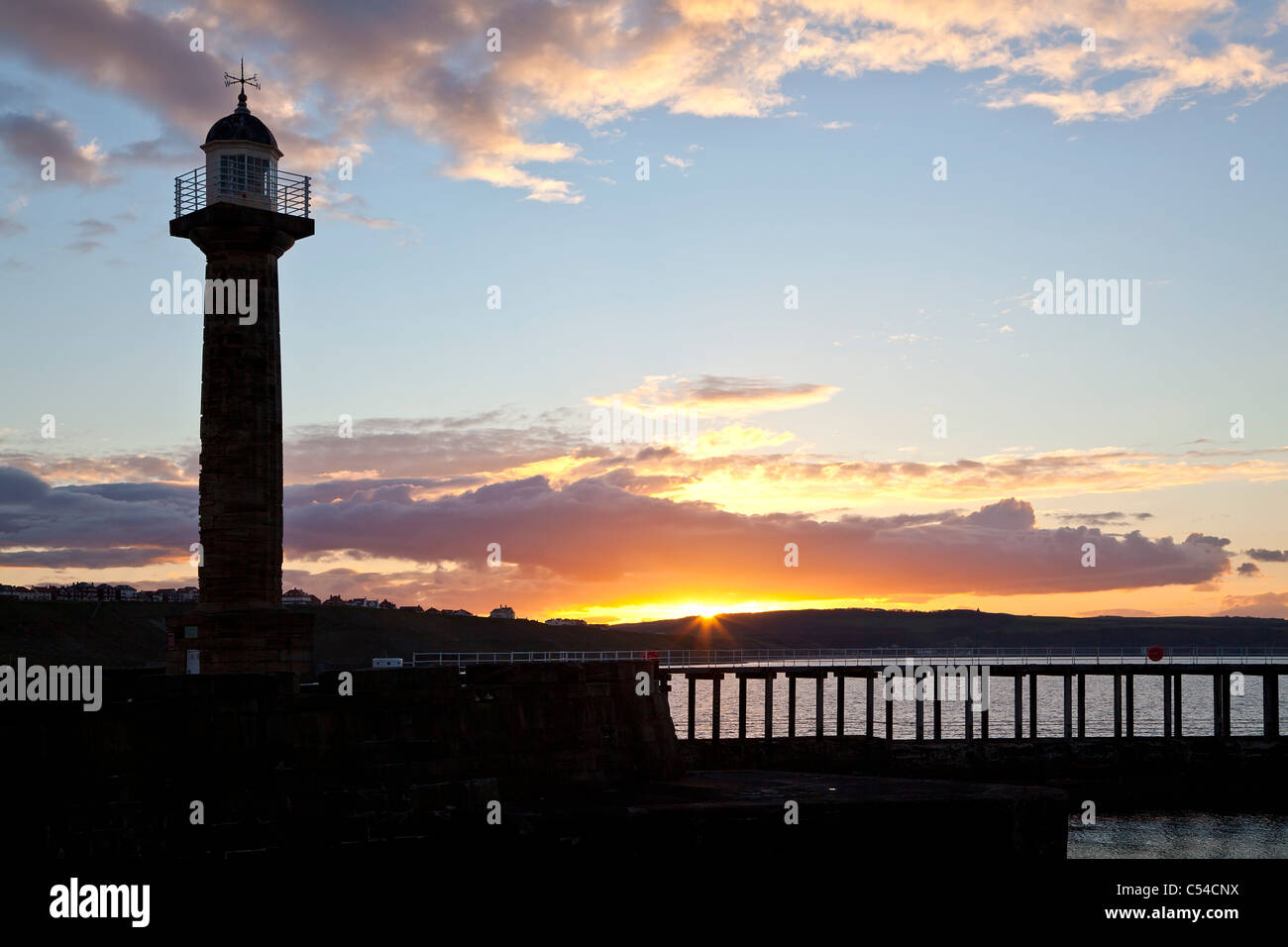 Whitby harbour lighthouse hi-res stock photography and images - Alamy