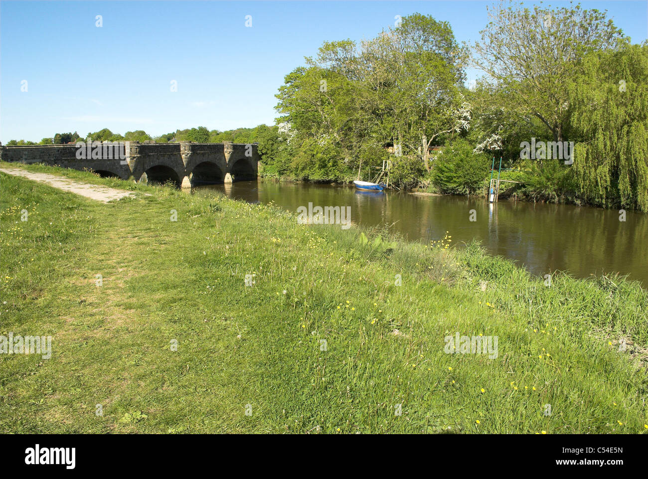The River Arun and Houghton Bridge near the village of Amberley in the ...