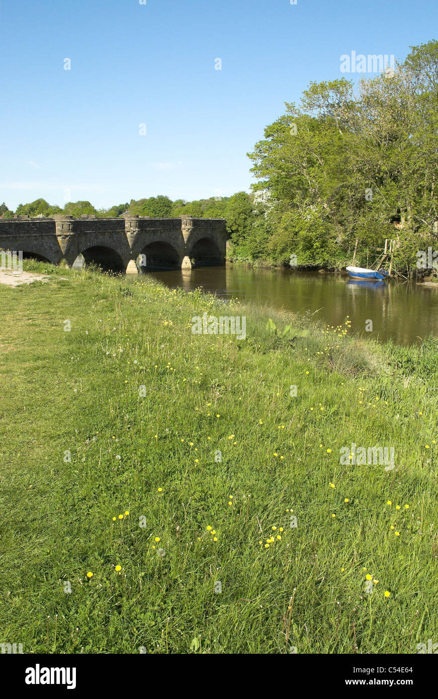 The River Arun and Houghton Bridge near the village of Amberley in the ...