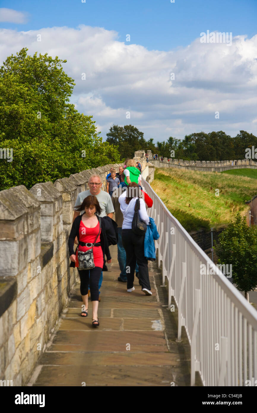 York england people walking hi-res stock photography and images - Alamy