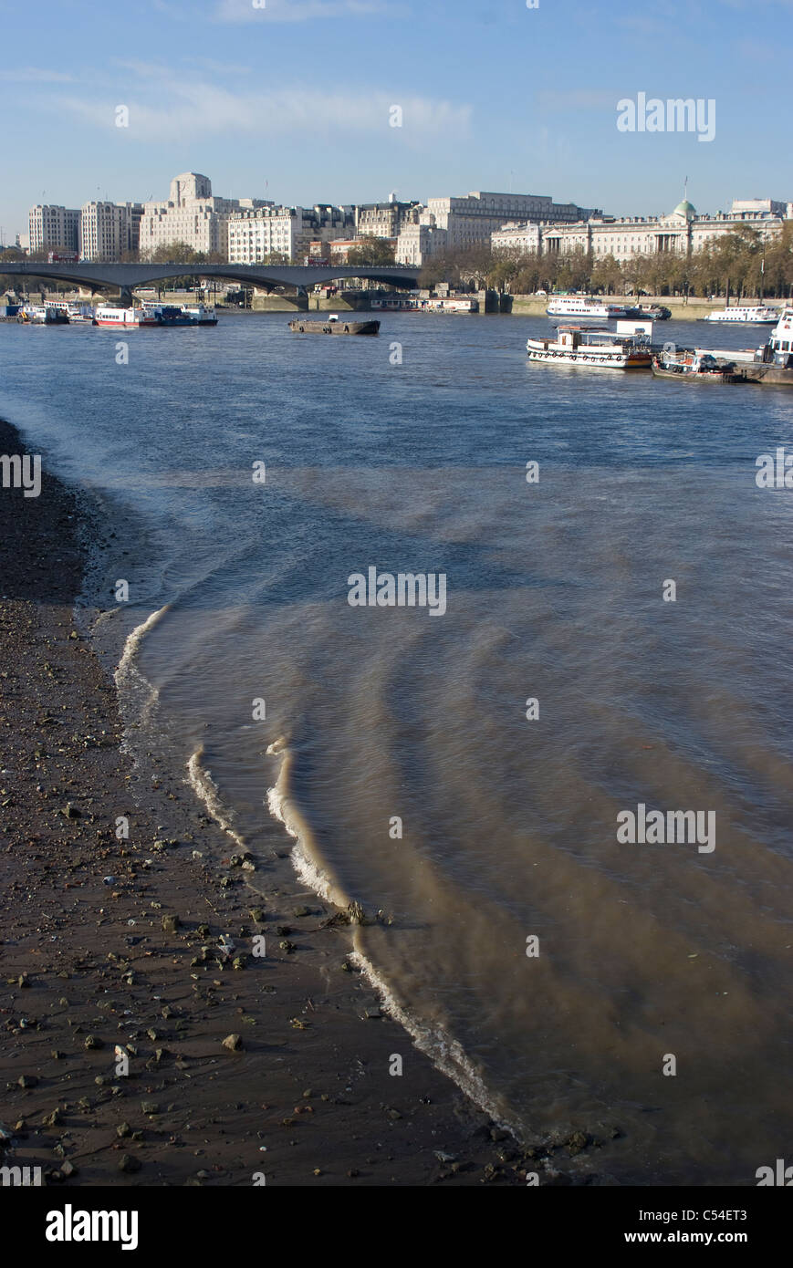 Low Tide on the River Thames at the South Bank, London, SE1, England ...