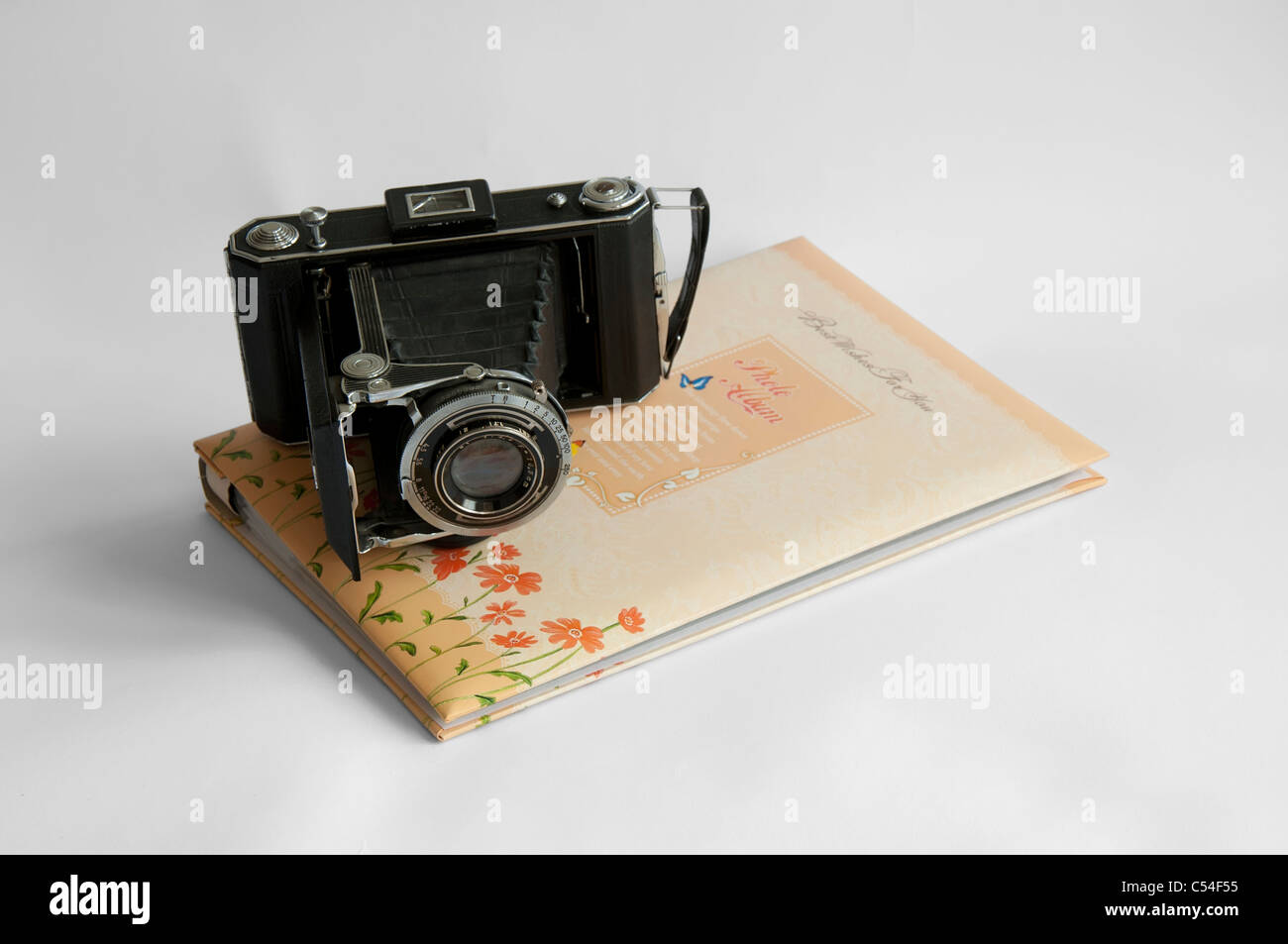 Vintage wedding photo album hi-res stock photography and images - Alamy