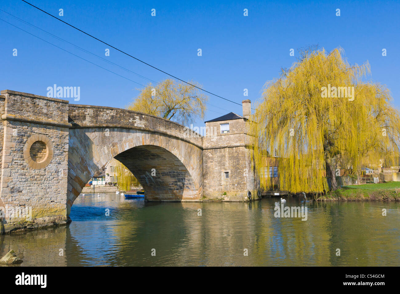 Halfpenny bridge over river lechlade hi-res stock photography and ...