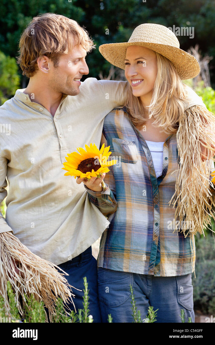 Scarecrow couple hi-res stock photography and images - Alamy