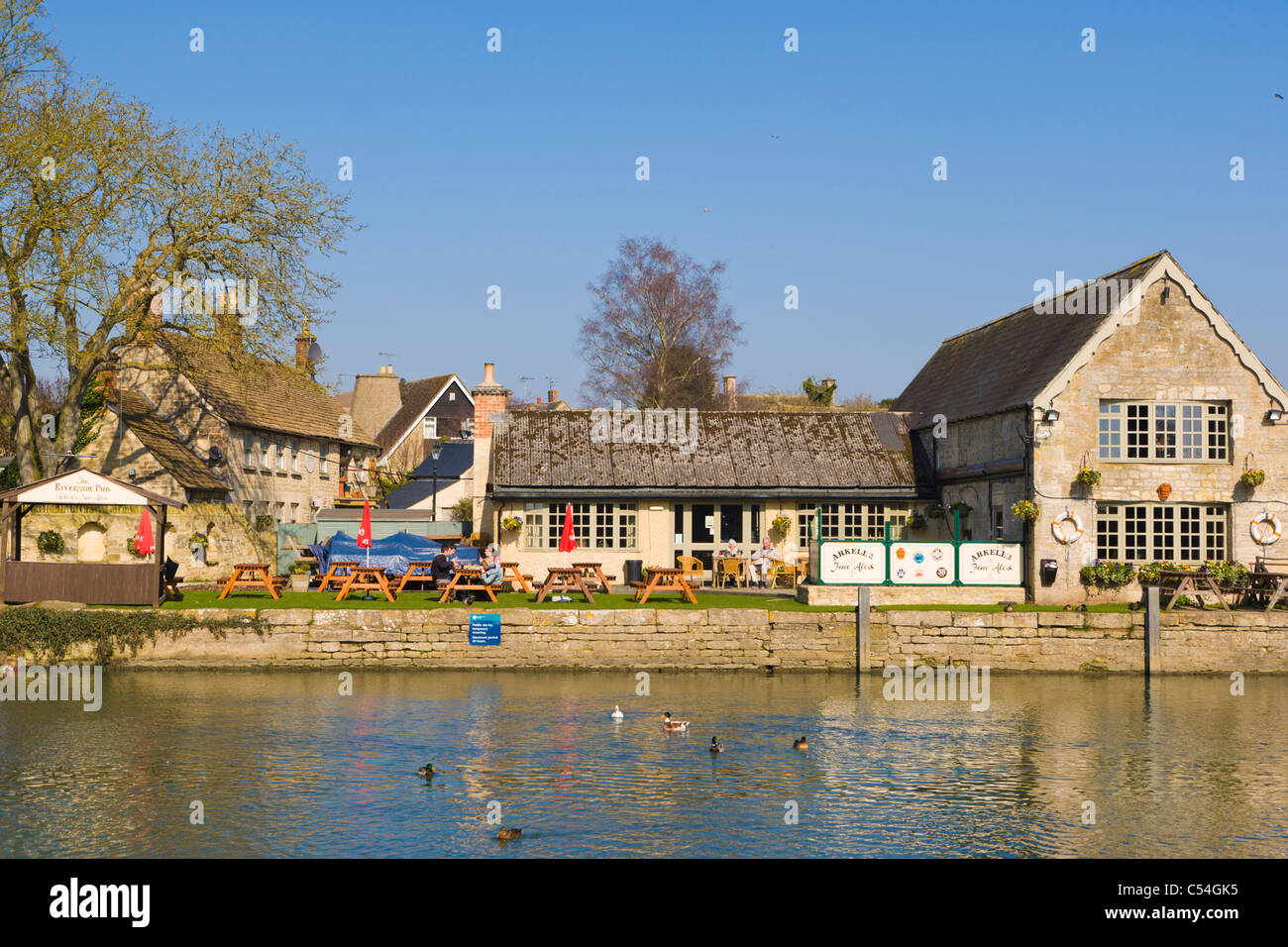 Riverside pub lechlade hi-res stock photography and images - Alamy