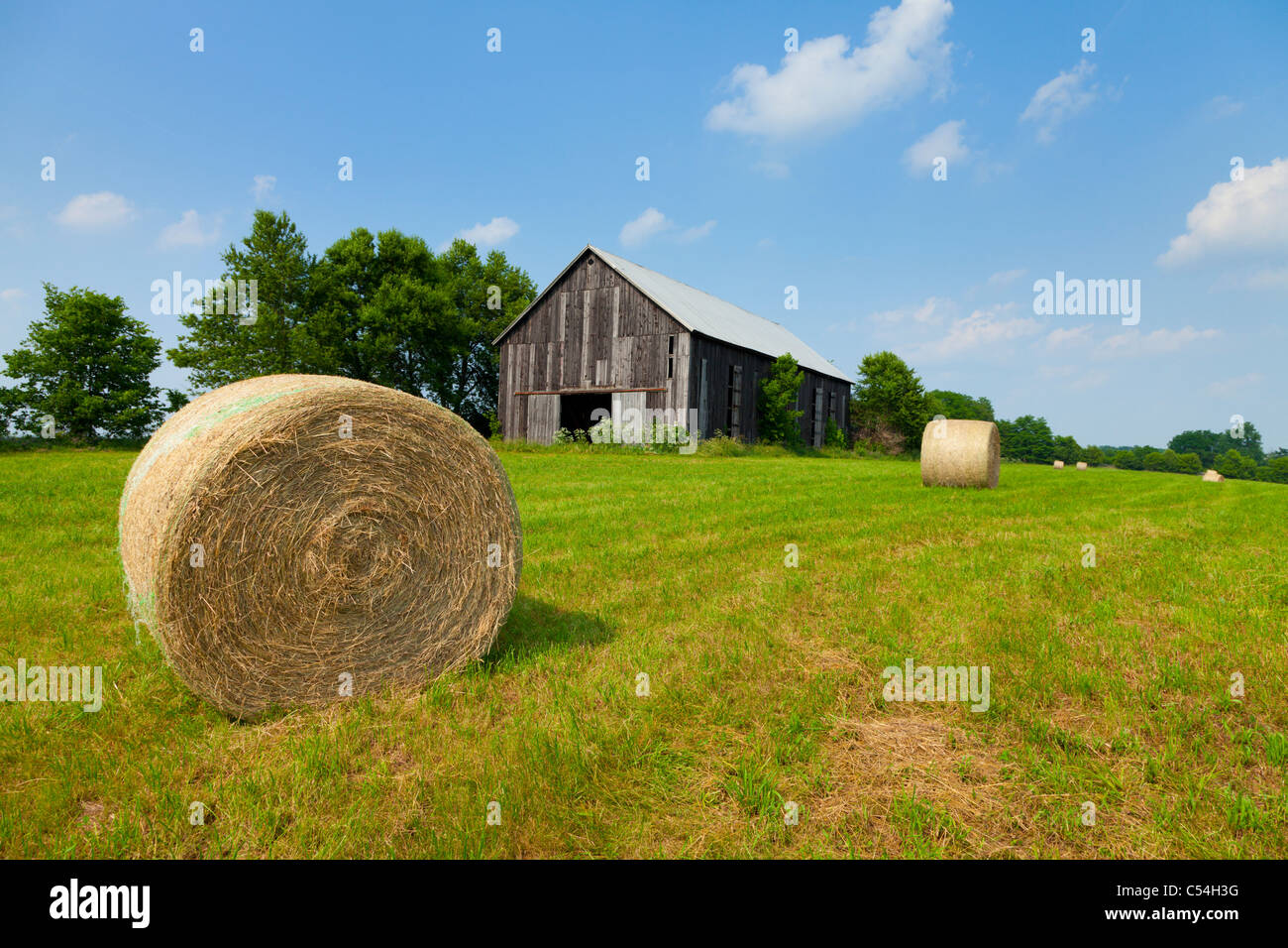 Hay bale barn hi-res stock photography and images - Alamy