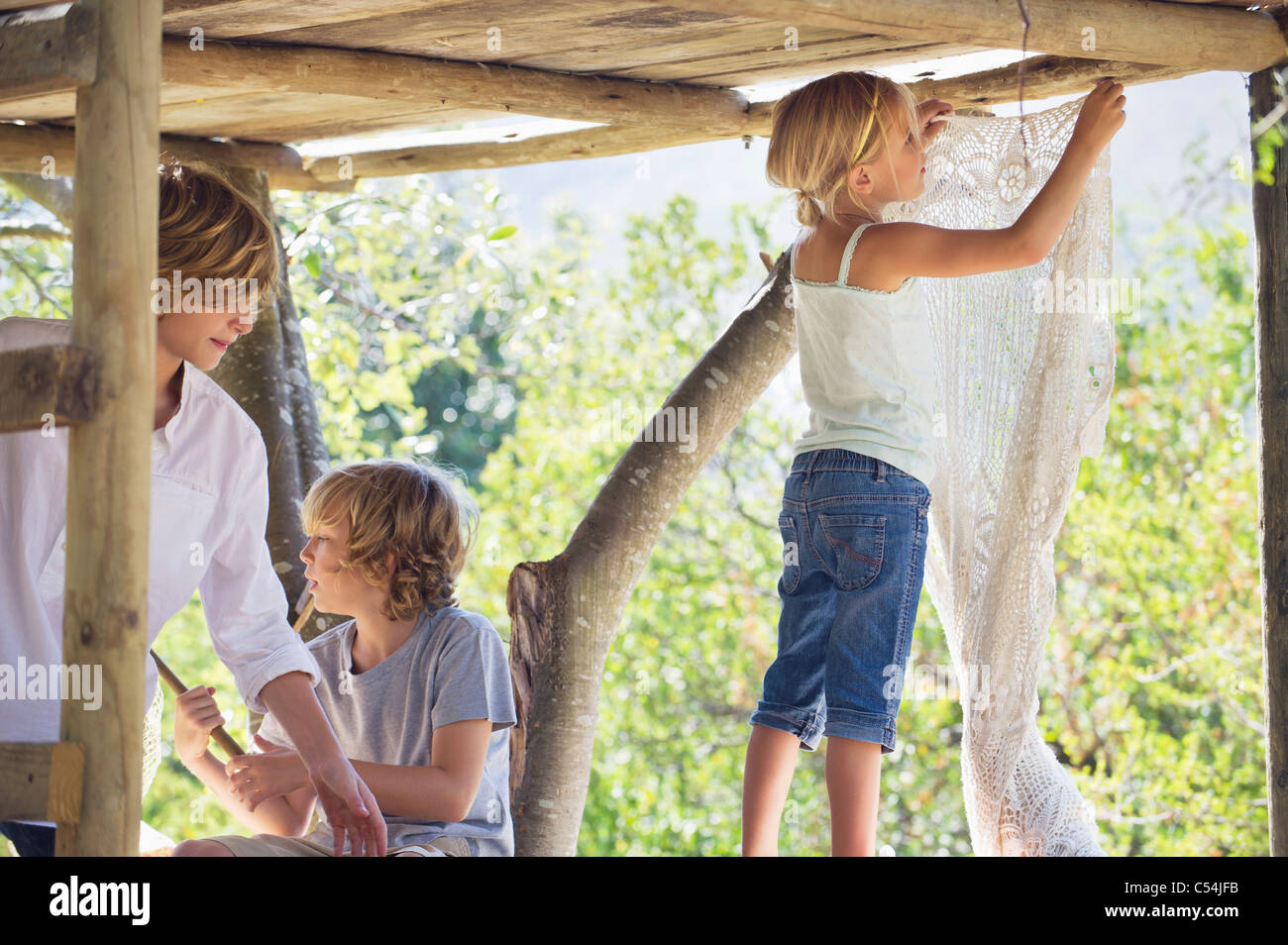 Children playing in tree house Stock Photo - Alamy