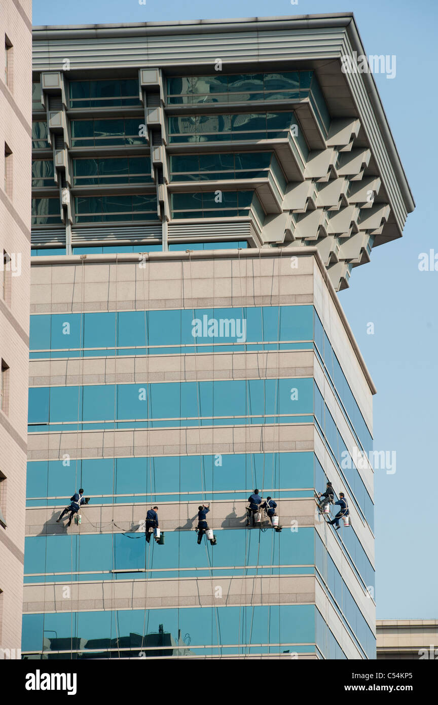 Workers cleaning windows downtown beijing hi-res stock photography and ...