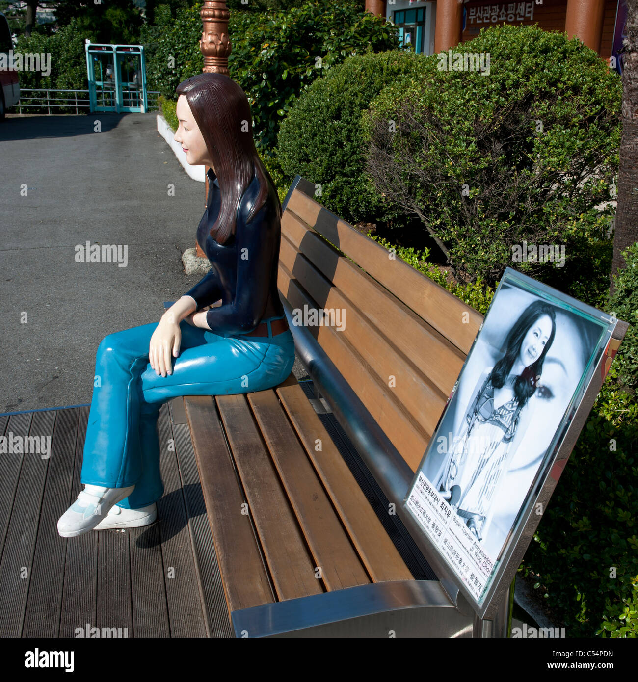Statue woman sitting on bench hi-res stock photography and images - Alamy