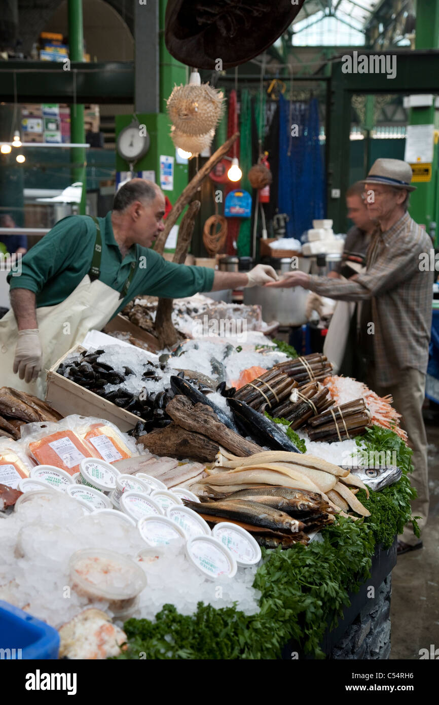 Market customer buying fishmonger hi-res stock photography and images ...