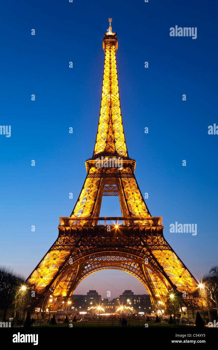 Eiffel Tower brightly illuminated at dusk in Paris Stock Photo - Alamy Eiffel Tower brightly illuminated at dusk in Paris Stock Photo - Alamy