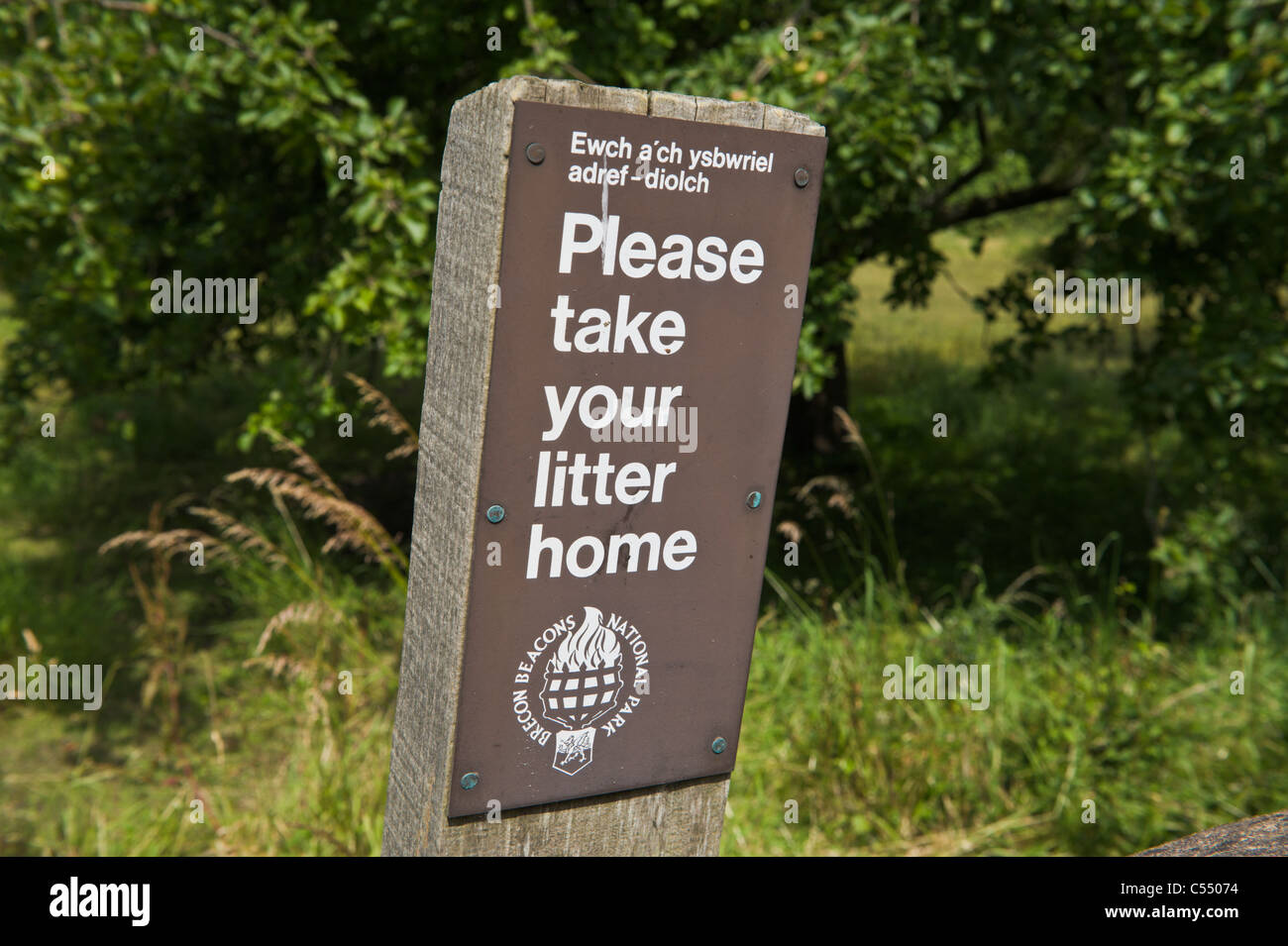 Bilingual Welsh English language litter sign in village of Llangattock ...
