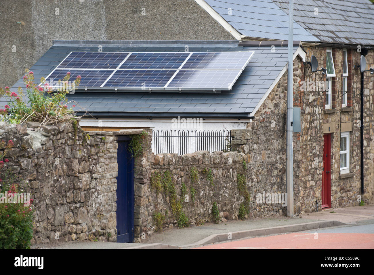 Solar panel cottage hi-res stock photography and images - Alamy