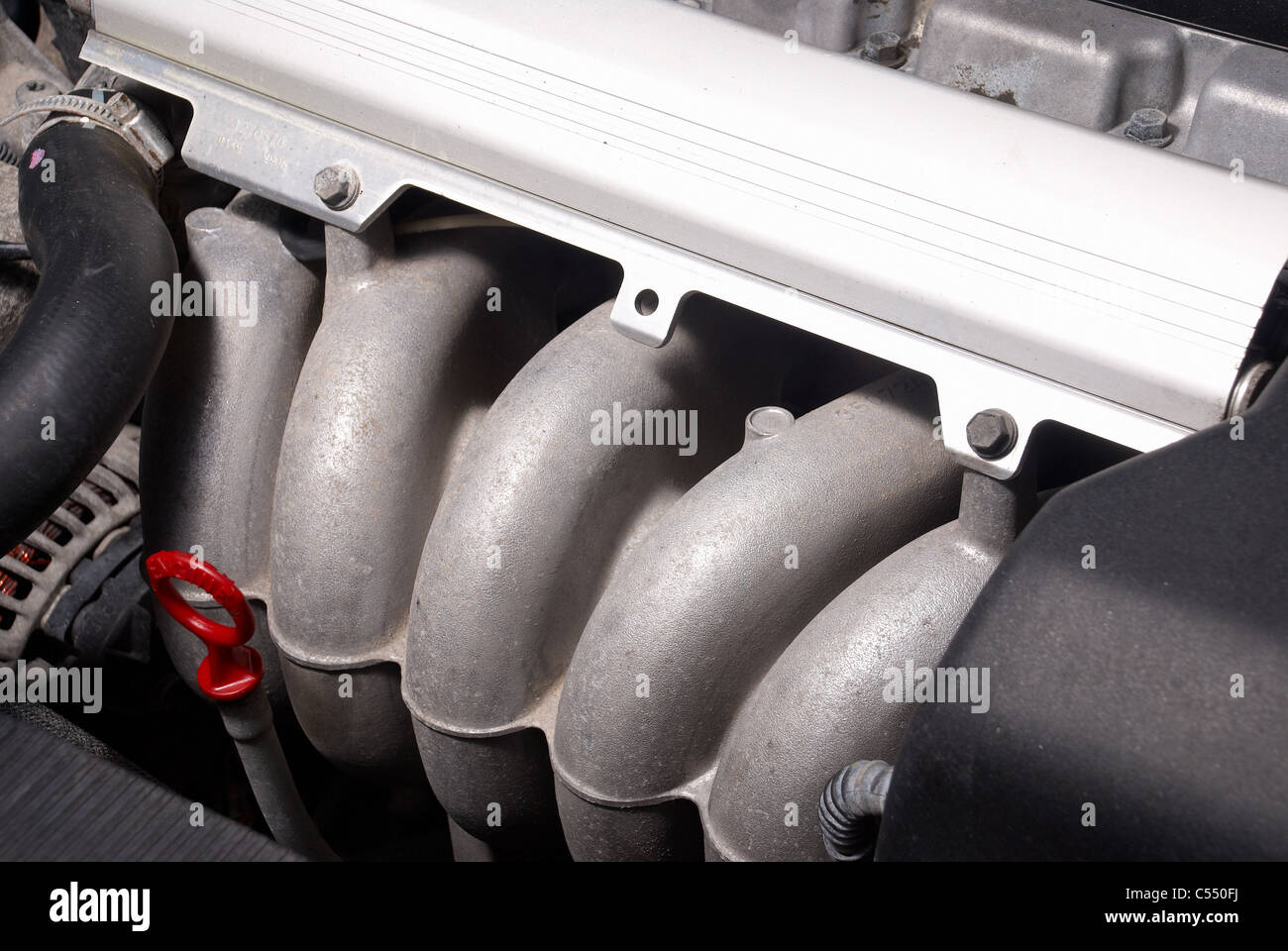 5 cylinder inline aluminium petrol car engine Stock Photo - Alamy