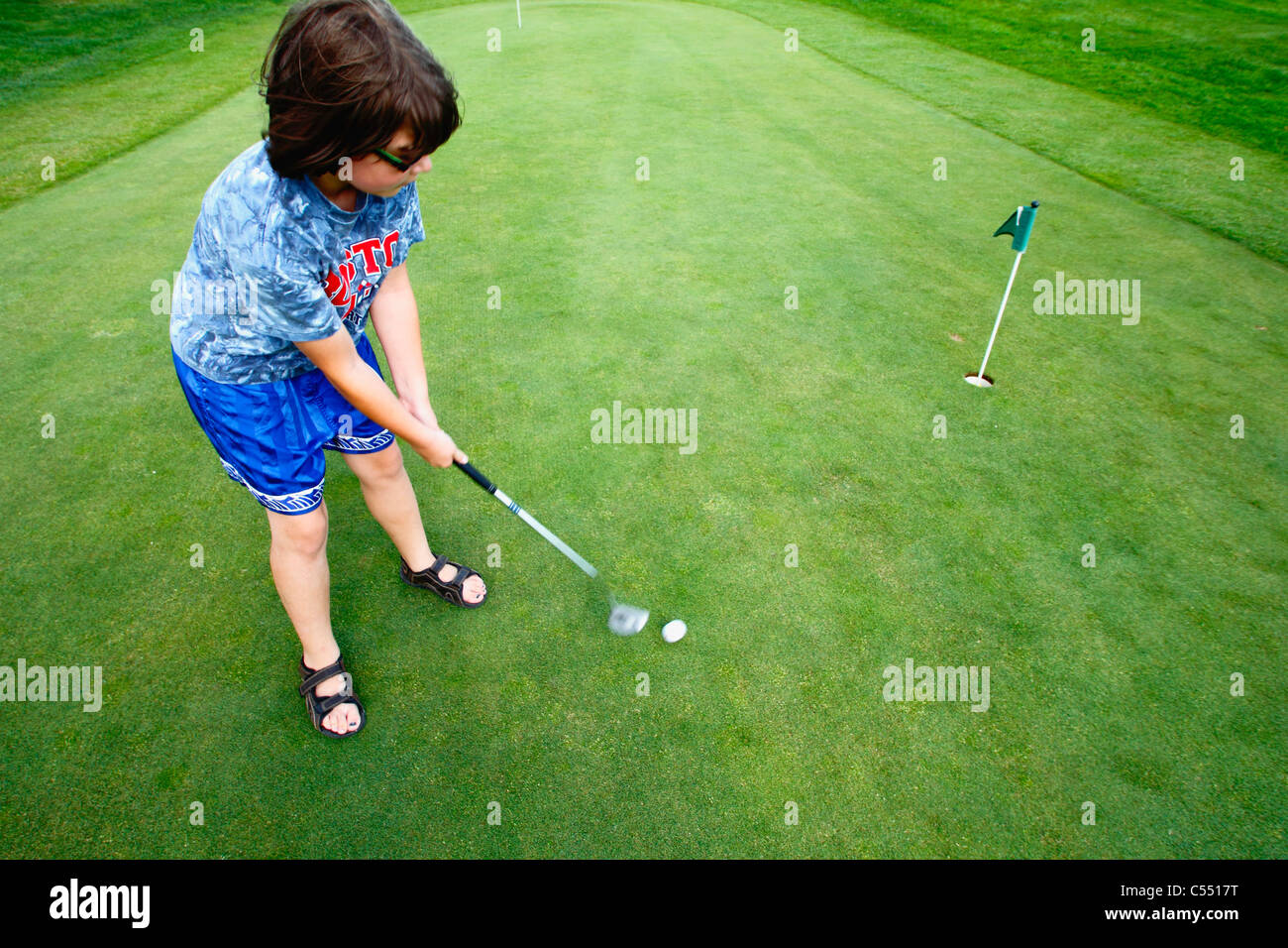 Girl learning golf hi-res stock photography and images - Alamy