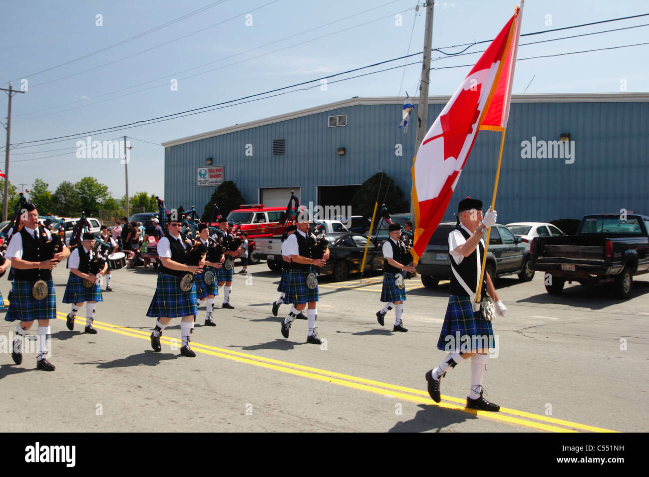 Bagpipers in traditional Scottish clothing in a parade, Liverpool, Nova ...