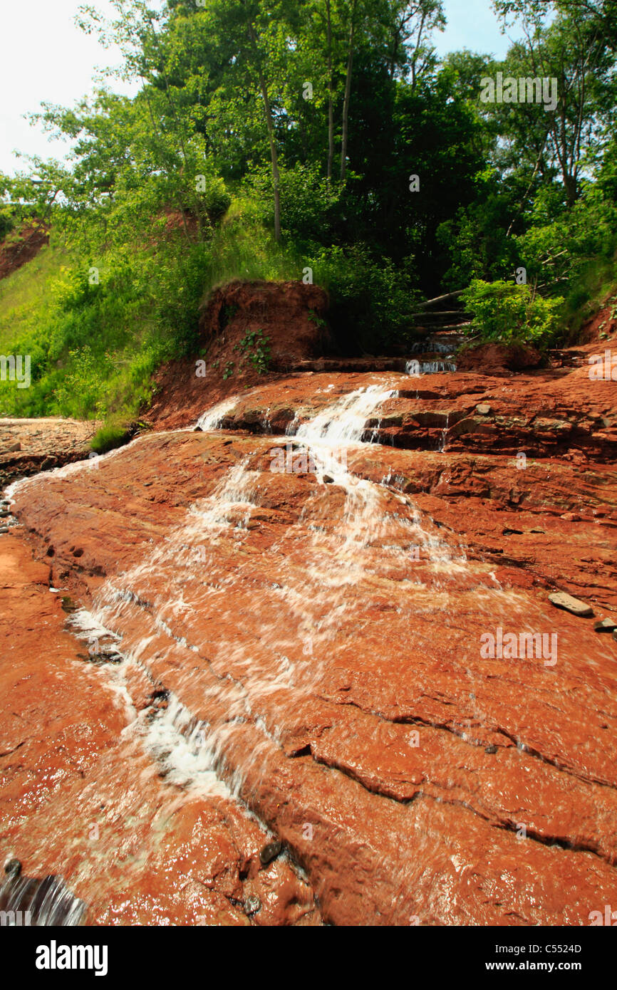 Water falling from rocks hi-res stock photography and images - Alamy