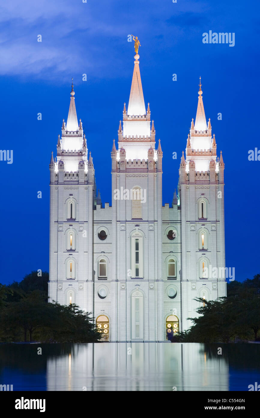 USA, Utah, Salt Lake City, Mormon Temple and reflecting pool in Temple ...