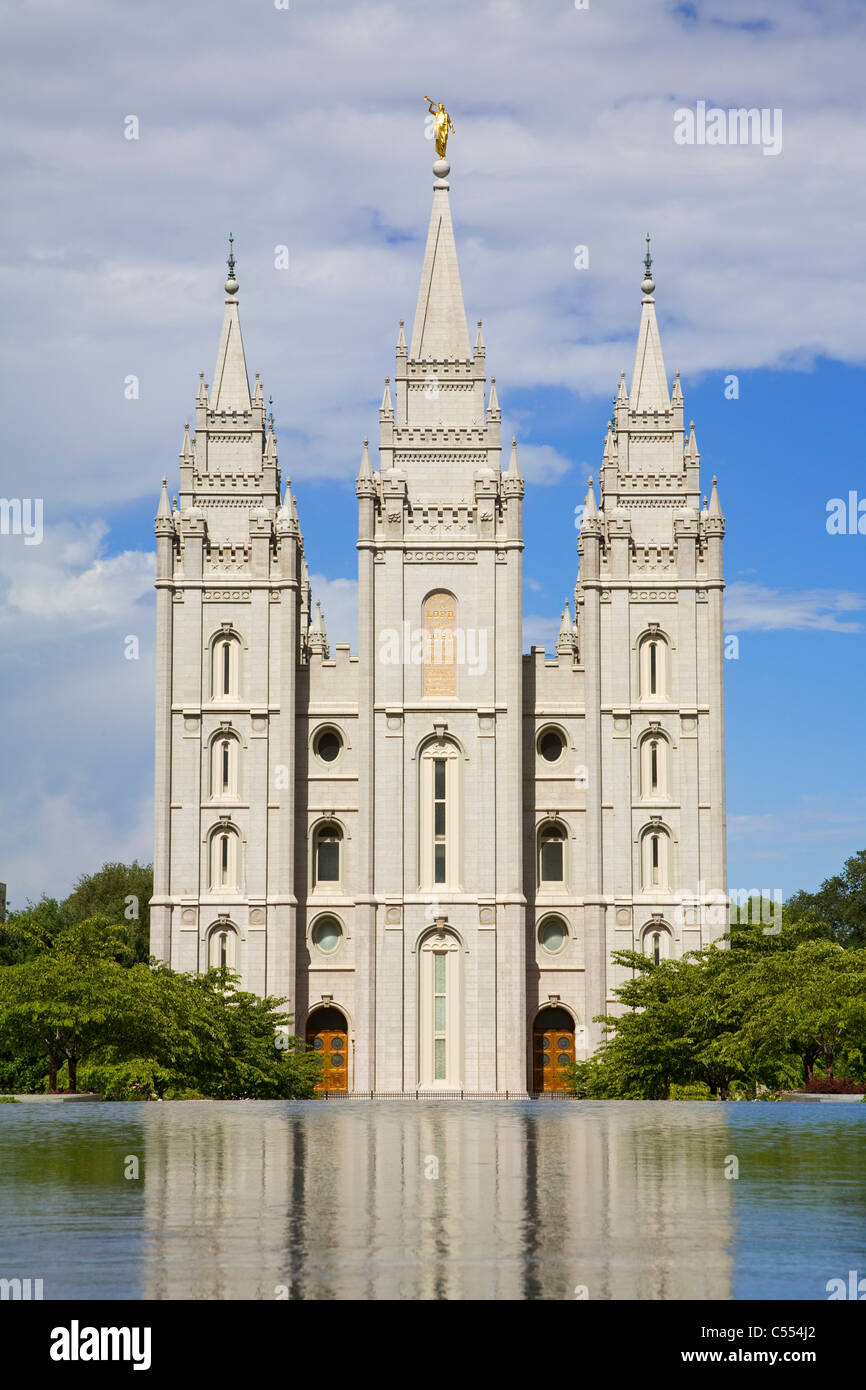 USA, Utah, Salt Lake City, Mormon Temple and reflecting pool on Temple ...