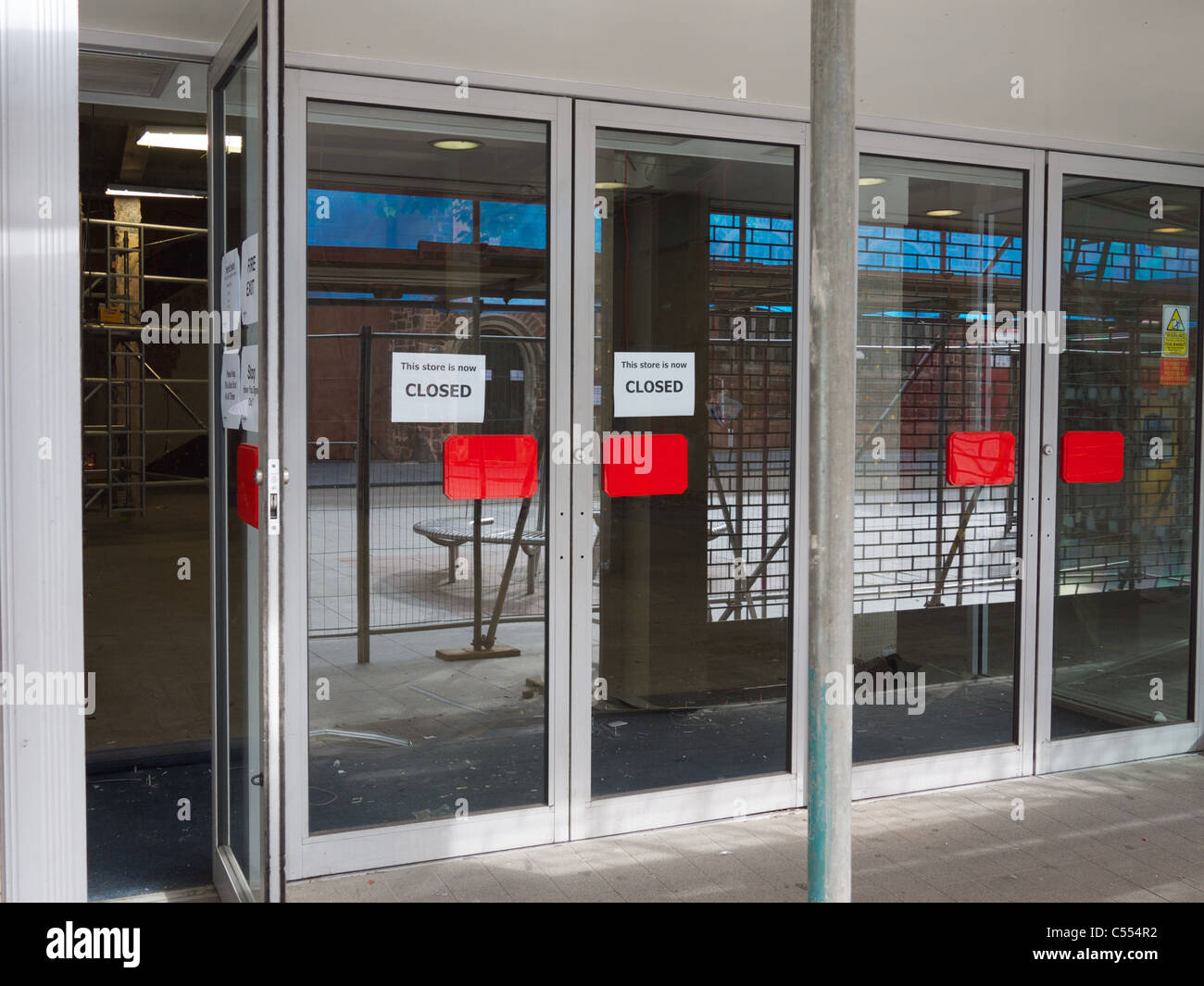 Closed high street store hi-res stock photography and images - Alamy