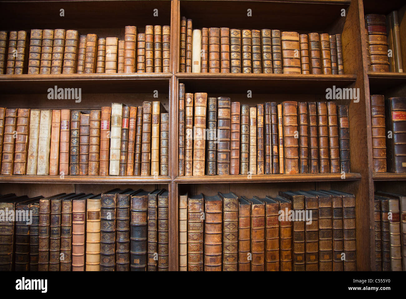 Antique books hi-res stock photography and images - Alamy