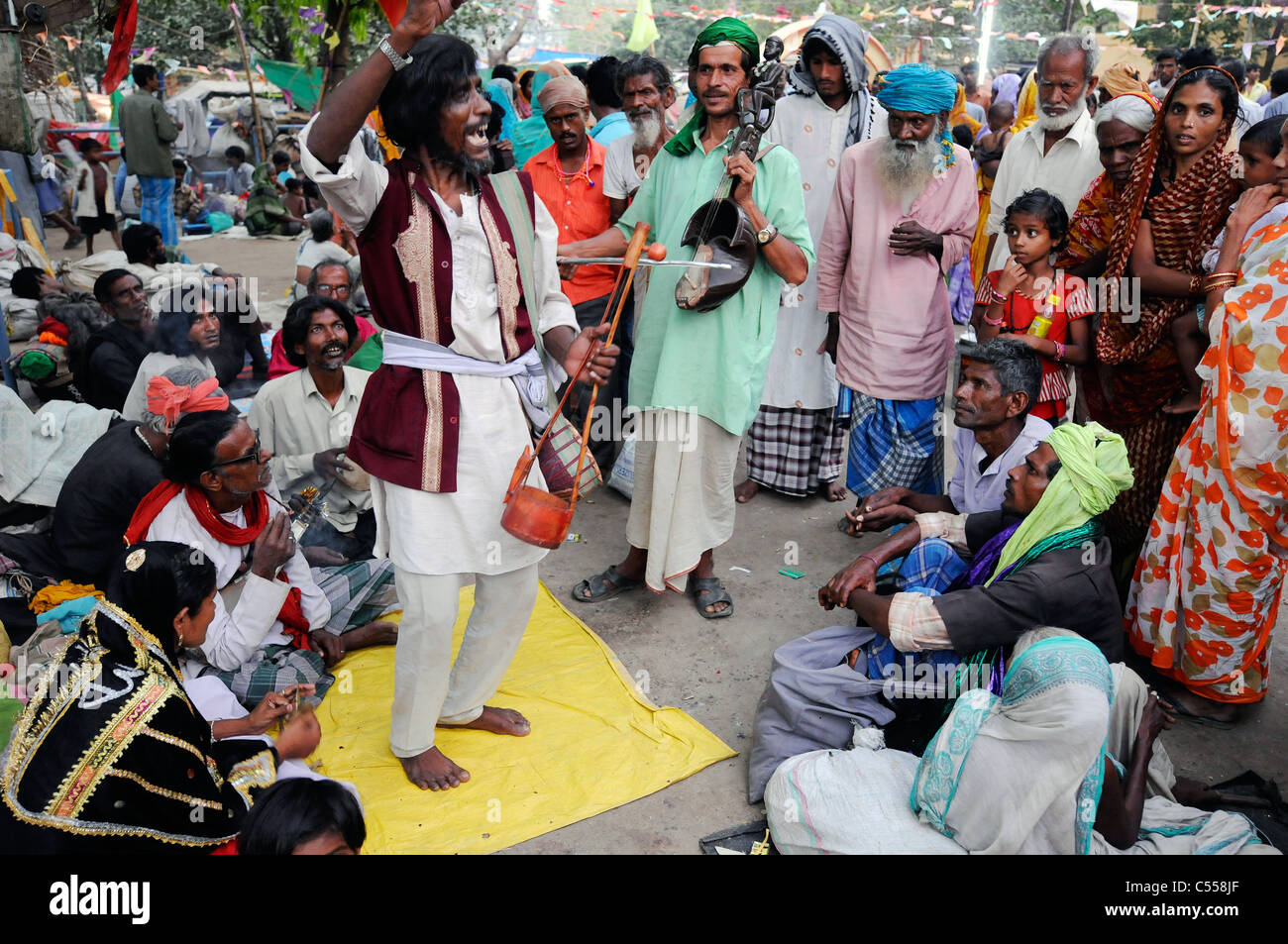 A Baul Mela (fair of Bengali mystics) in a village in West Bengal Stock ...
