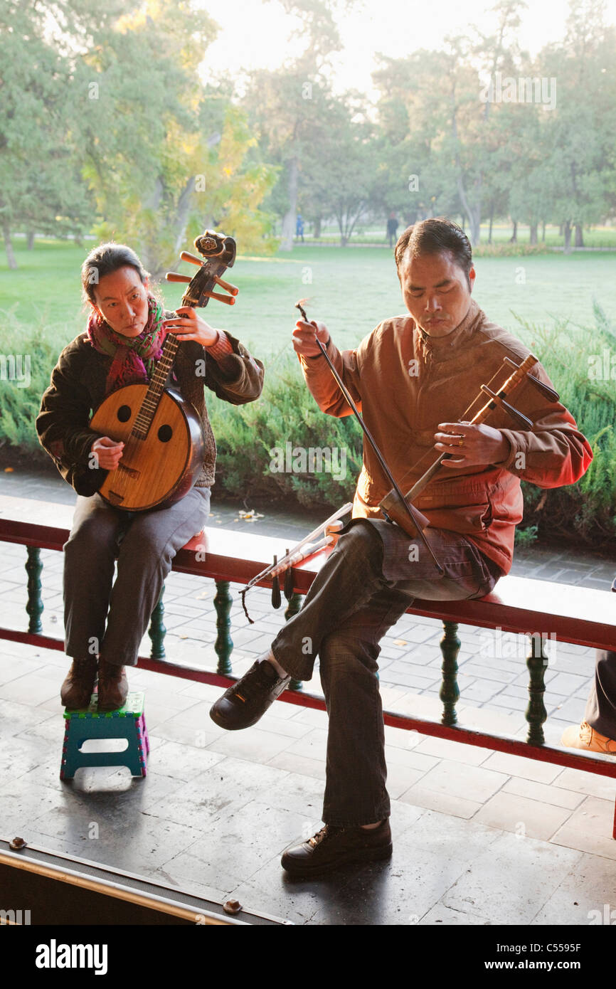 Man with a woman playing traditional Chinese stringed instruments ...