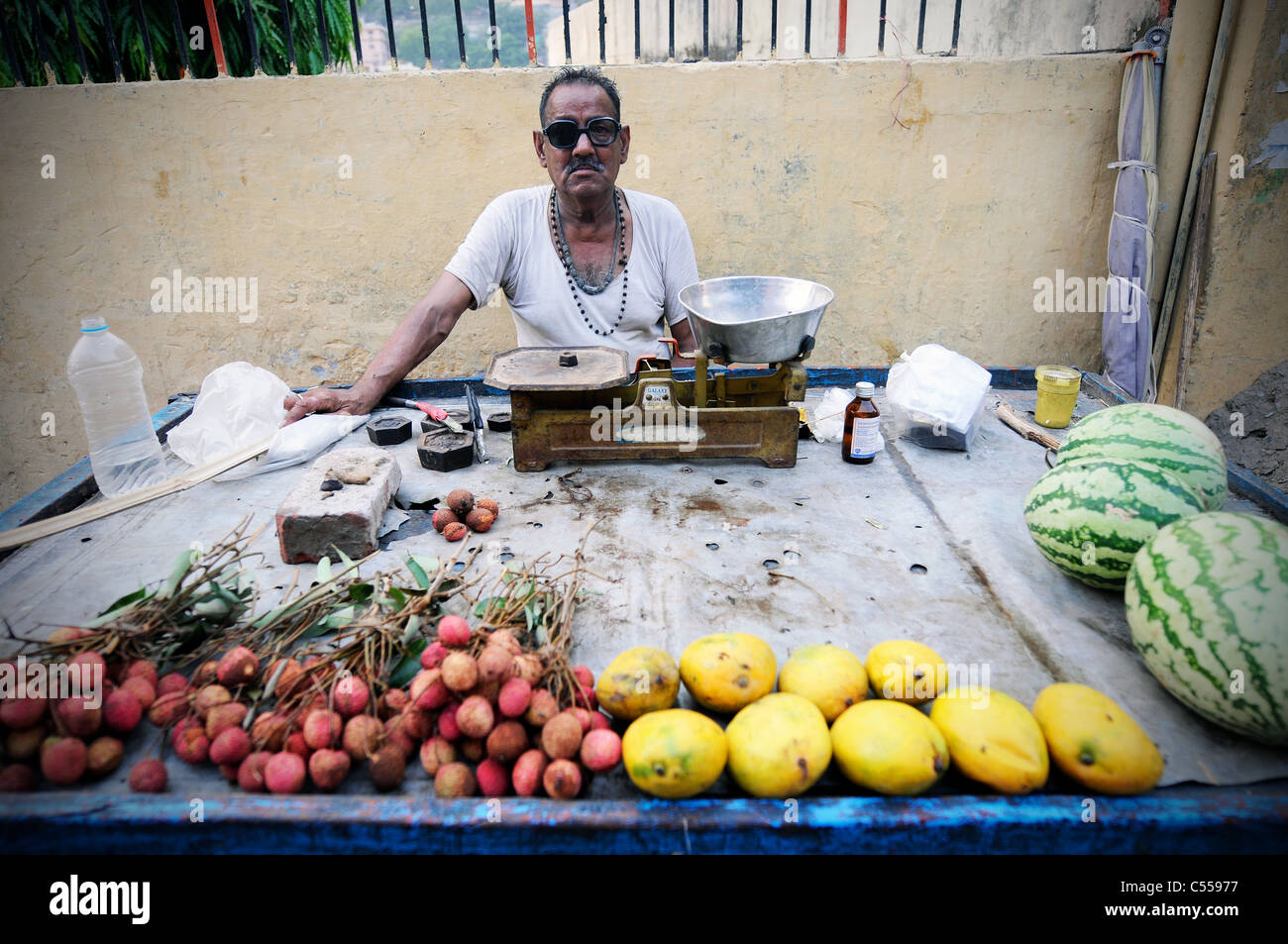 Fruit vendor india hi-res stock photography and images - Alamy