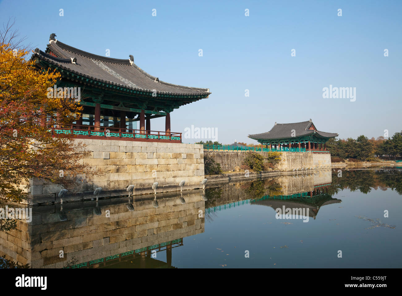 Reflection of buildings in pond, Anapji Pond, Gyeongju National Park ...