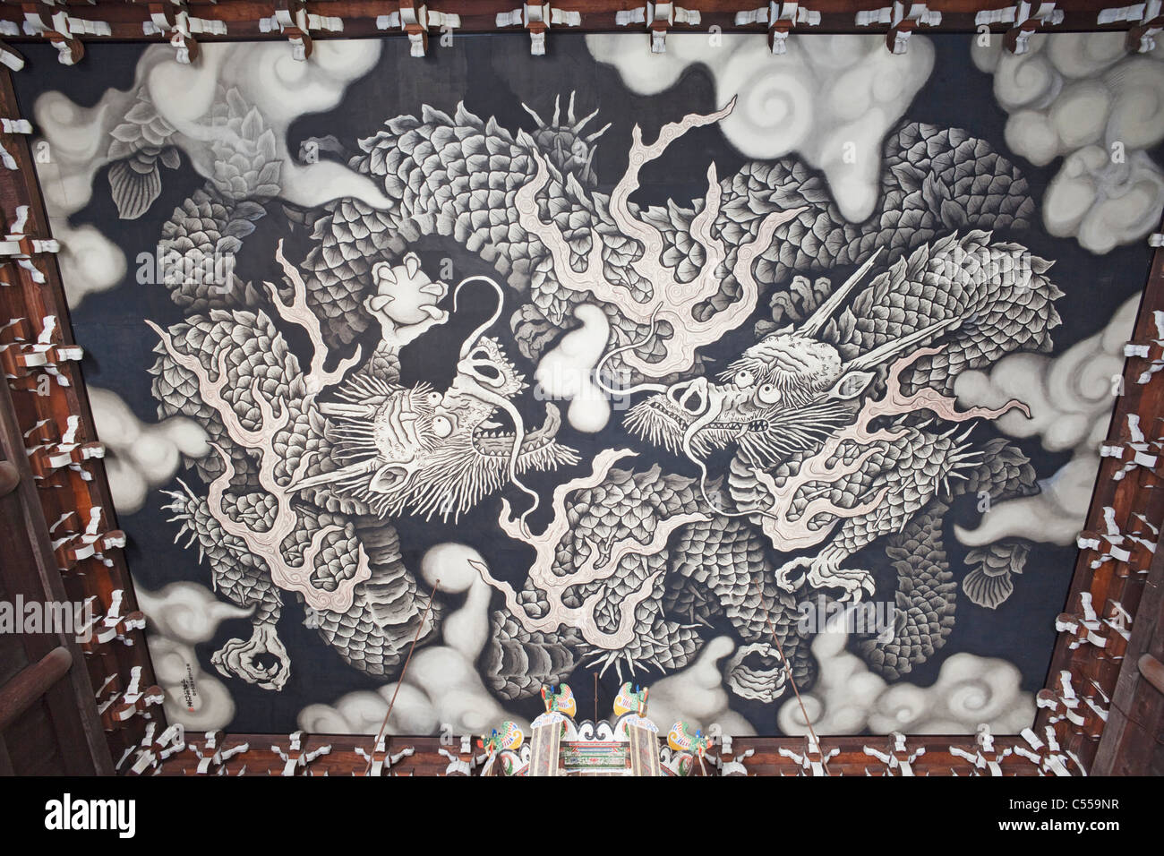 Paintings of dragons on the ceiling of a temple, Kennin-ji, Kyoto ...
