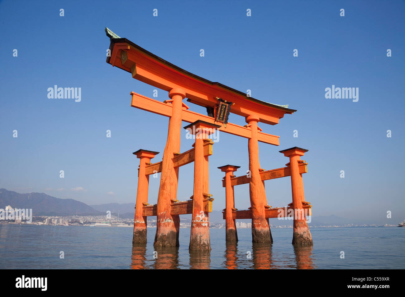 Reflection of Torii gate in water, Itsukushima Shrine, Miyajima ...