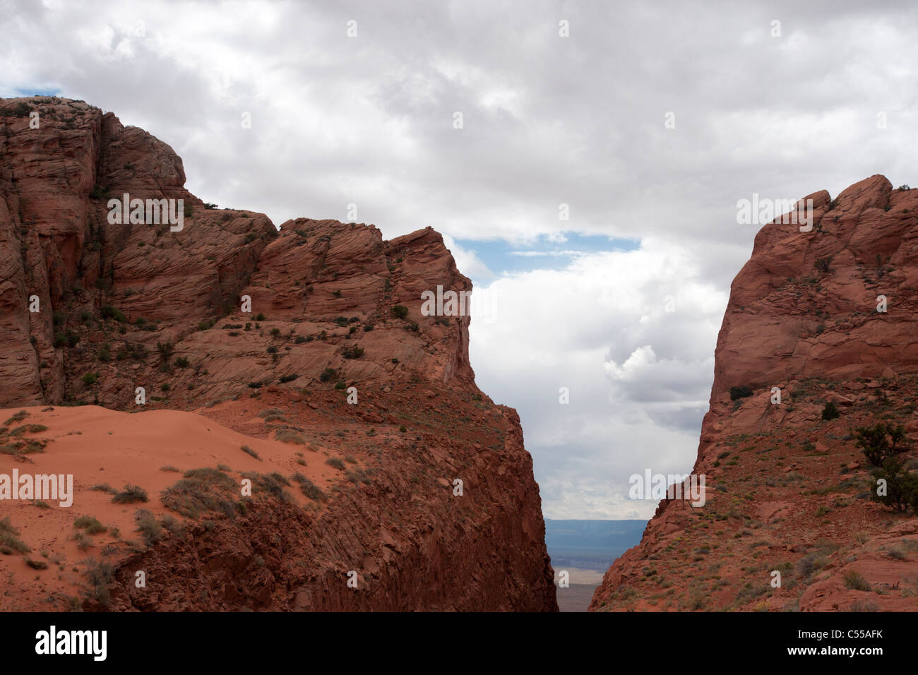 Valley between two mountains hi-res stock photography and images - Alamy