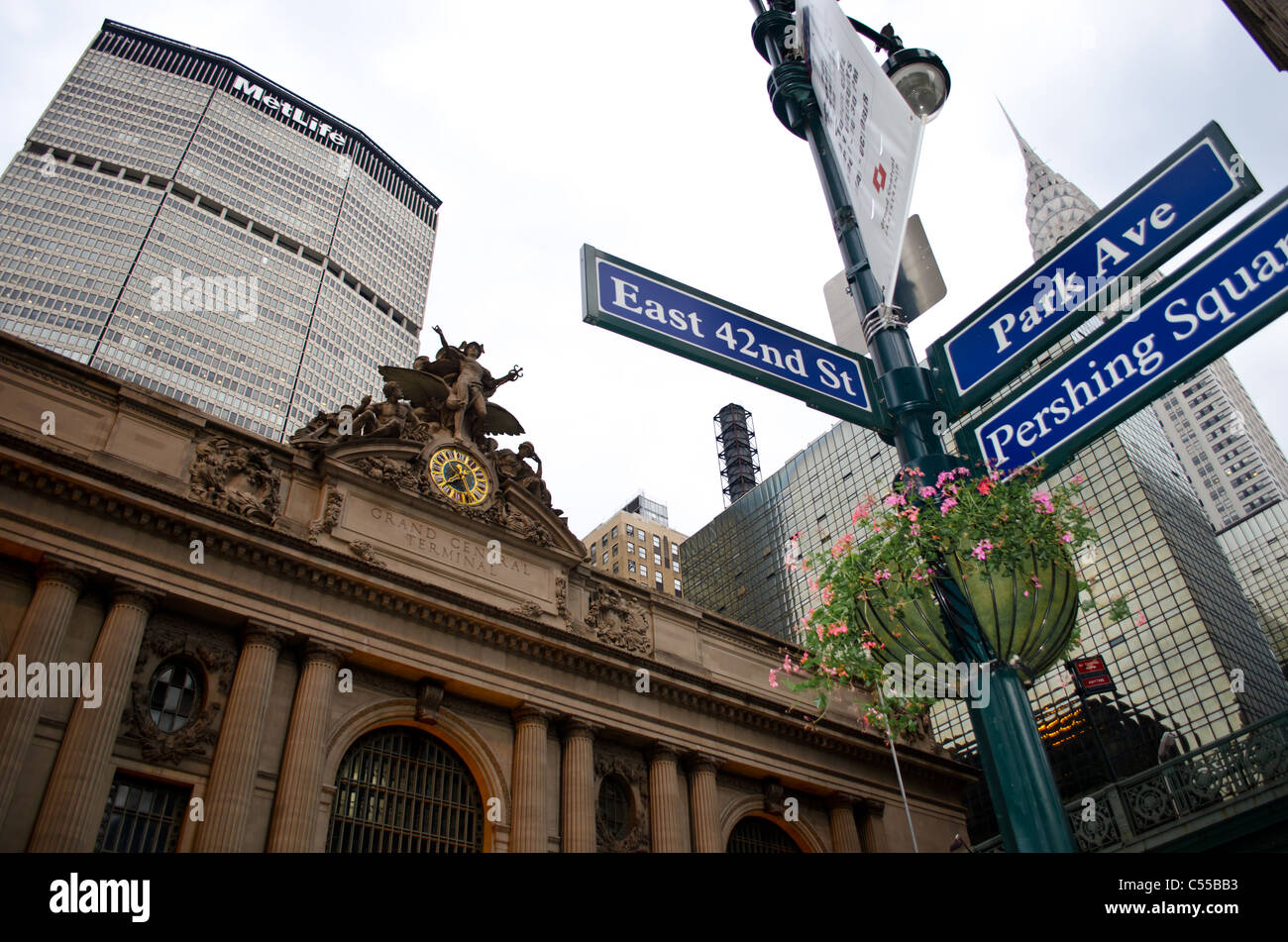 Metlife skyscraper chrysler building hi-res stock photography and ...