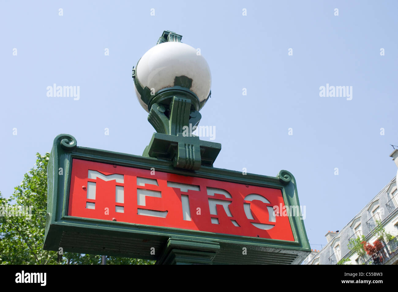 Paris metro lamppost hi-res stock photography and images - Alamy