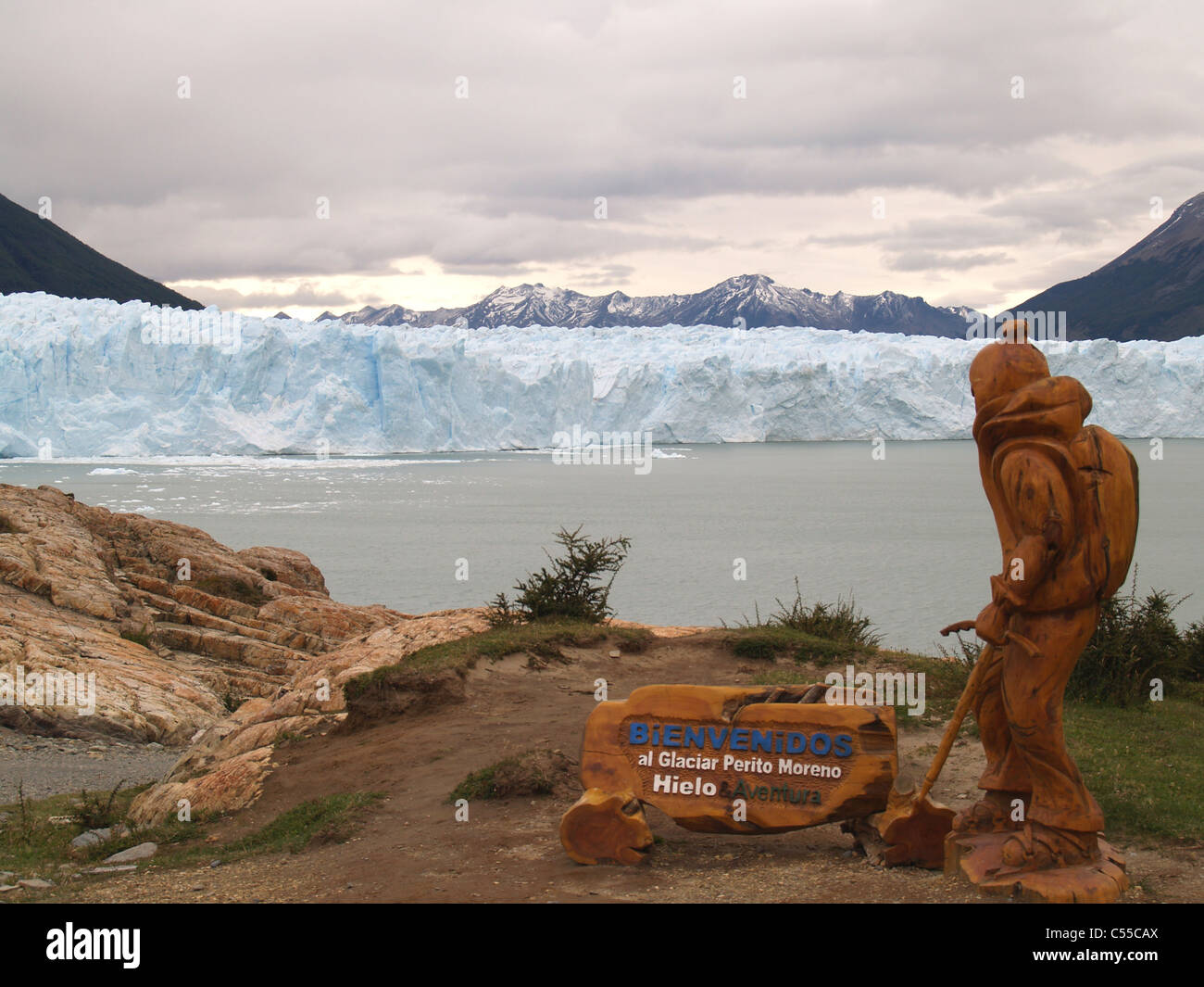 Perito moreno wood statue hi-res stock photography and images - Alamy