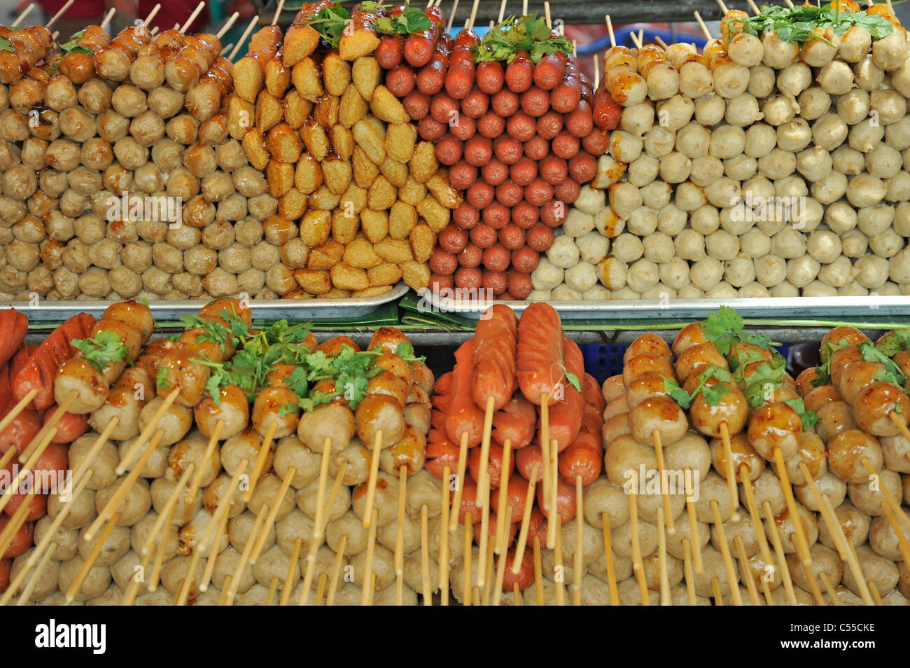 Thai food at a market stall, Chatuchak Weekend Market, Bangkok ...