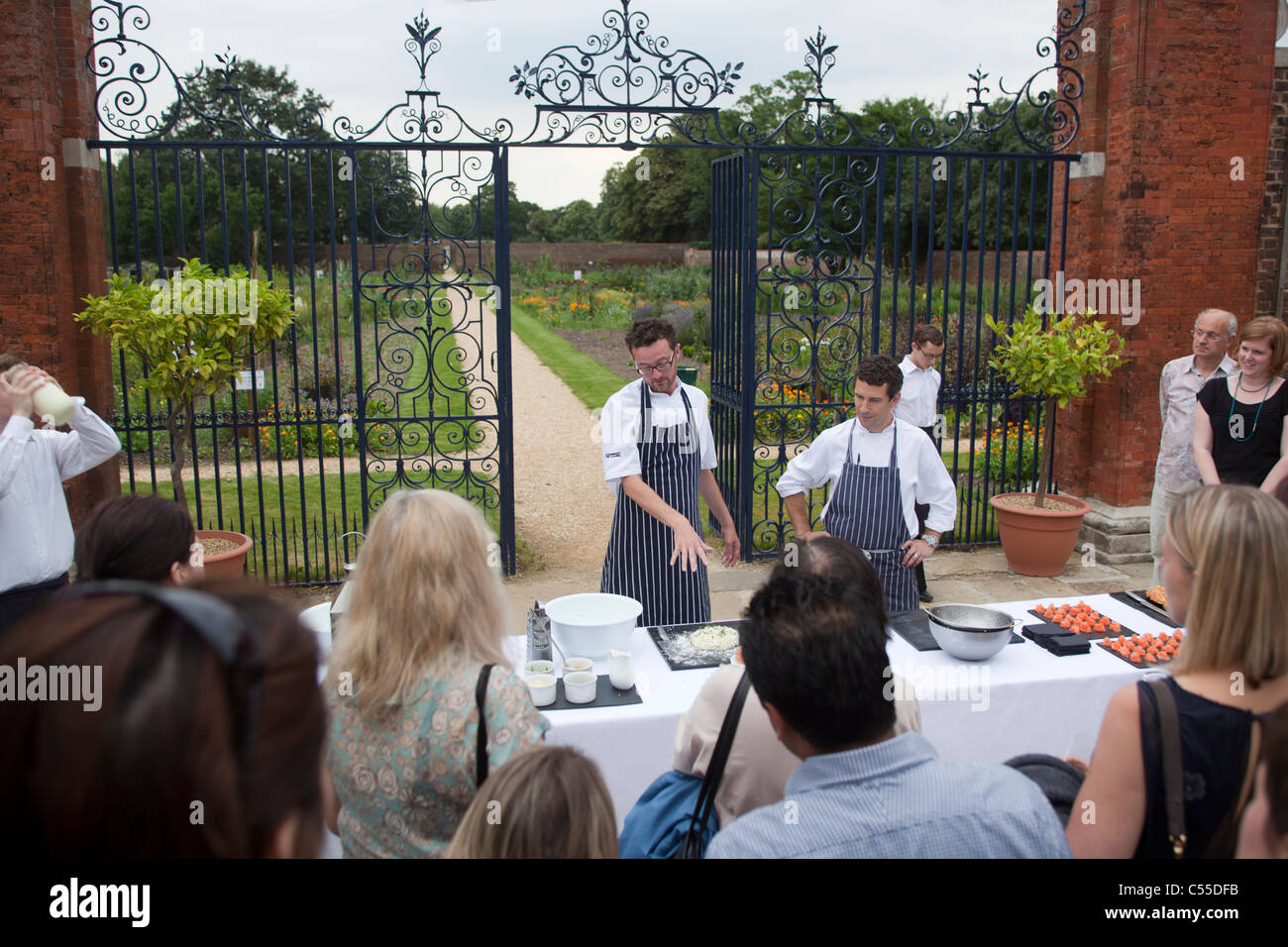Cookery demonstration hi-res stock photography and images - Alamy