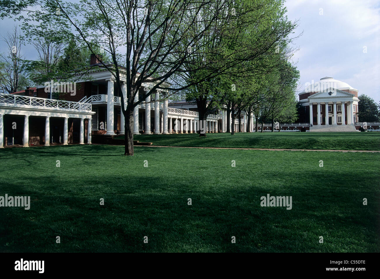 USA, Virginia, Charlottesville, University of Virginia, rotunda in park ...