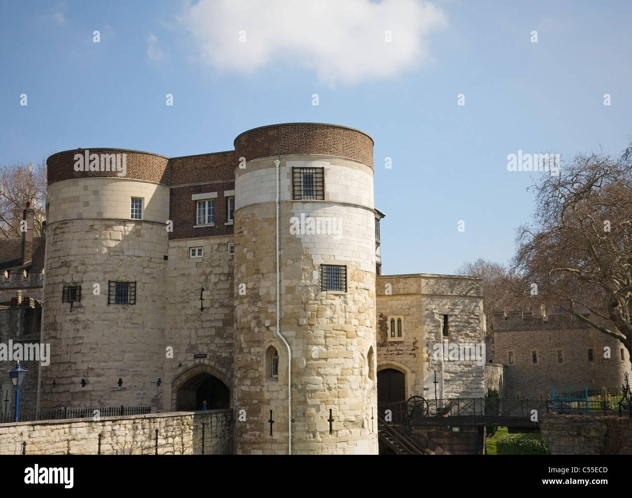 The Byward Tower the main entrance at the Tower of London, United ...
