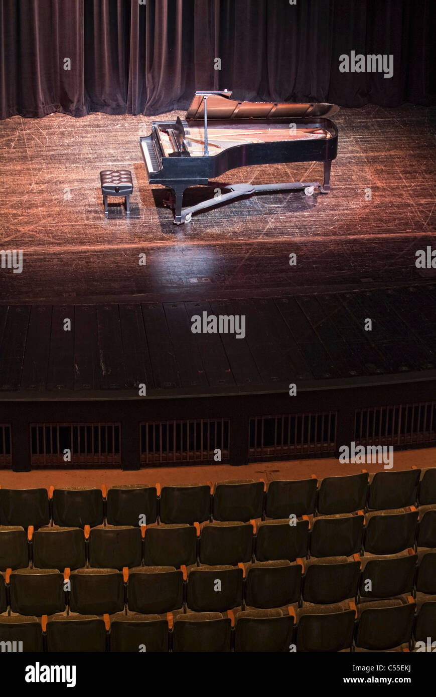 Grand piano on stage hi-res stock photography and images - Alamy